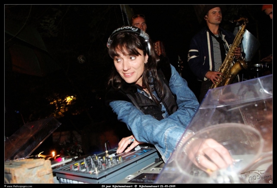 M Cecile, Kashmir Lounge
